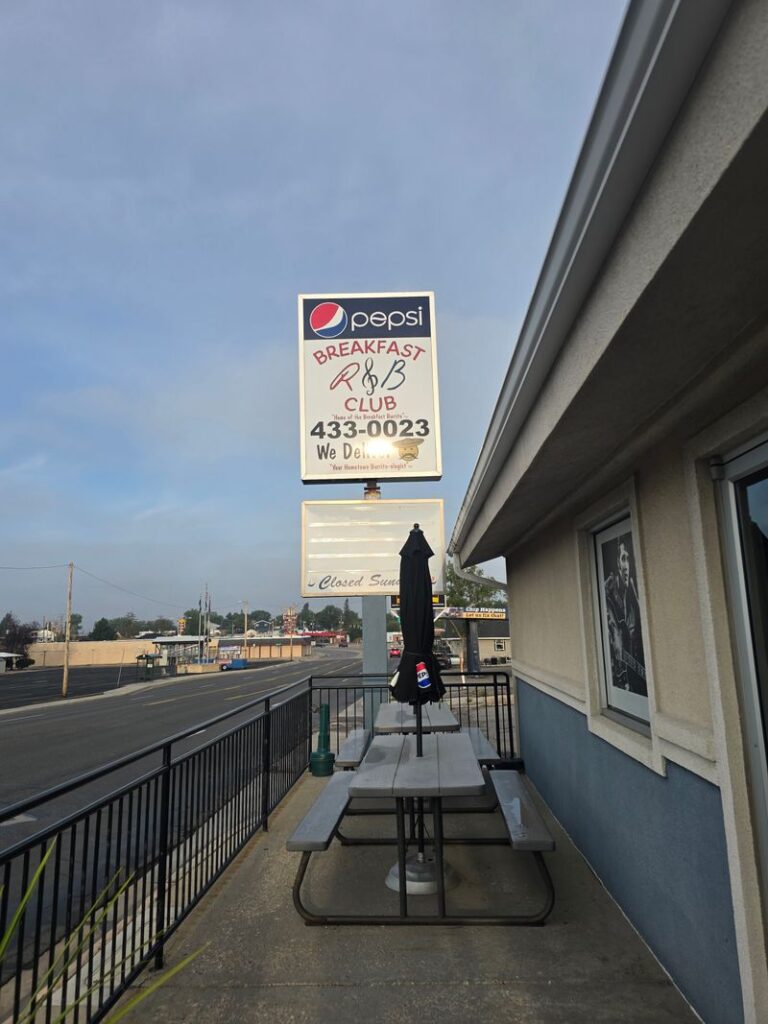 15 Wyoming Roadside Cafes Serving Cinnamon Rolls So Huge Tables Share ...