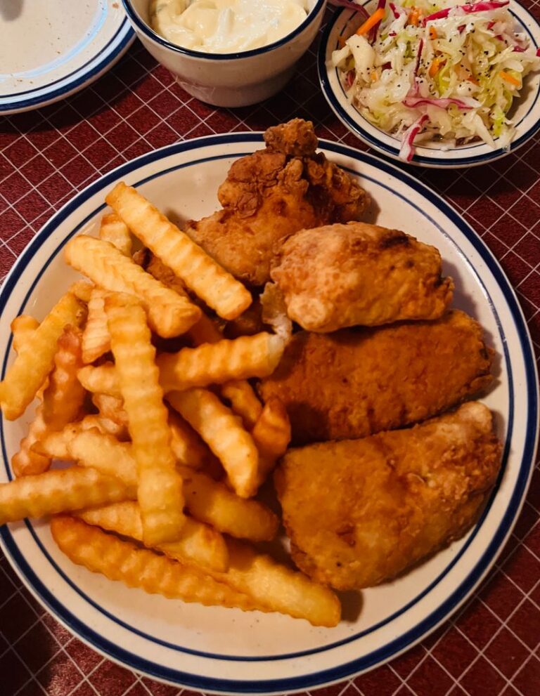This Wisconsin Lakeside Supper Club Serves A Classic Perch Fish Fry ...
