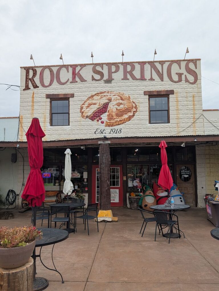 10 Arizona Roadside Cafes Where the Pie Case Always Looks Dangerous