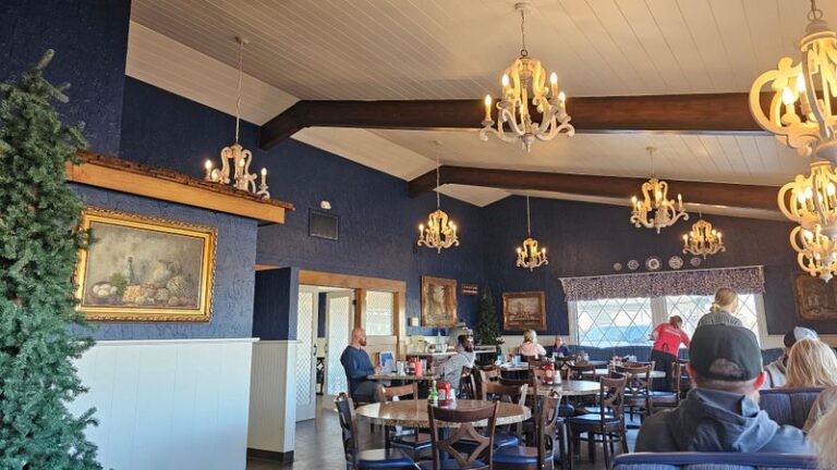 9 Idaho Breakfast Cafes Serving Giant Cinnamon Rolls That Vanish By ...