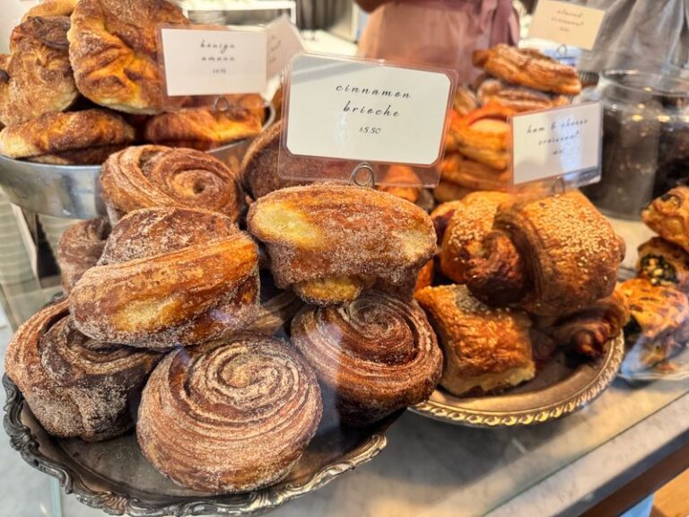 9 Wyoming Roadside Cafes Serving Cinnamon Rolls So Huge Tables Share ...