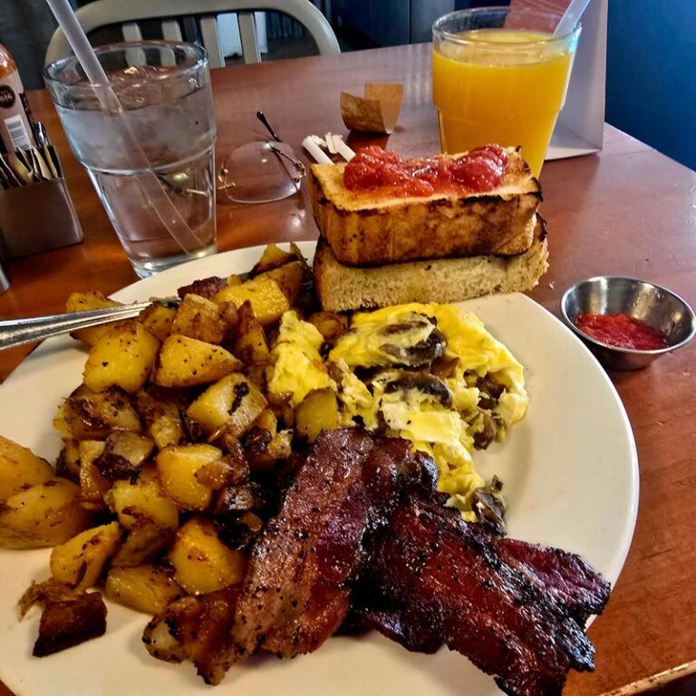This Arizona Breakfast Cafe Serves Plates So Big Locals Split One And ...