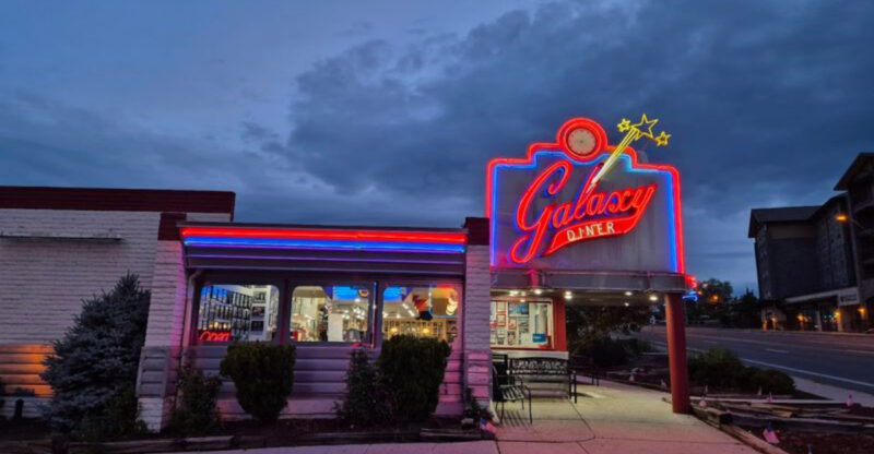 People Travel Across Arizona To Dine At This Beloved Retro Diner